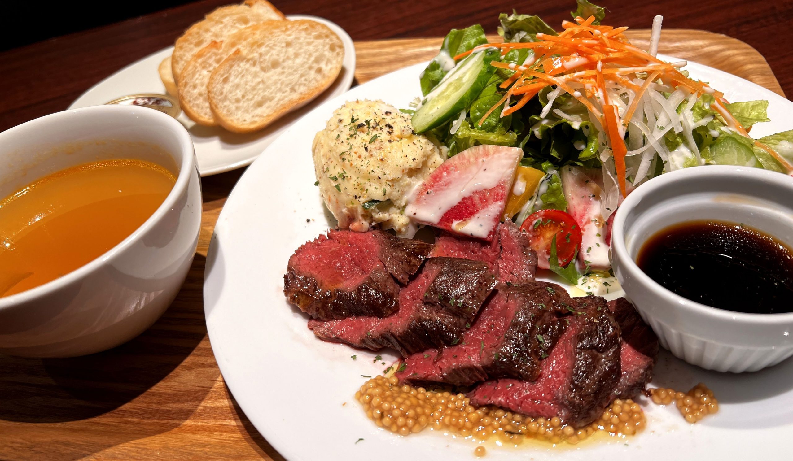 【Kamiichi：今週の週替わりランチ】特製ステーキサラダプレートランチ（1,200円）